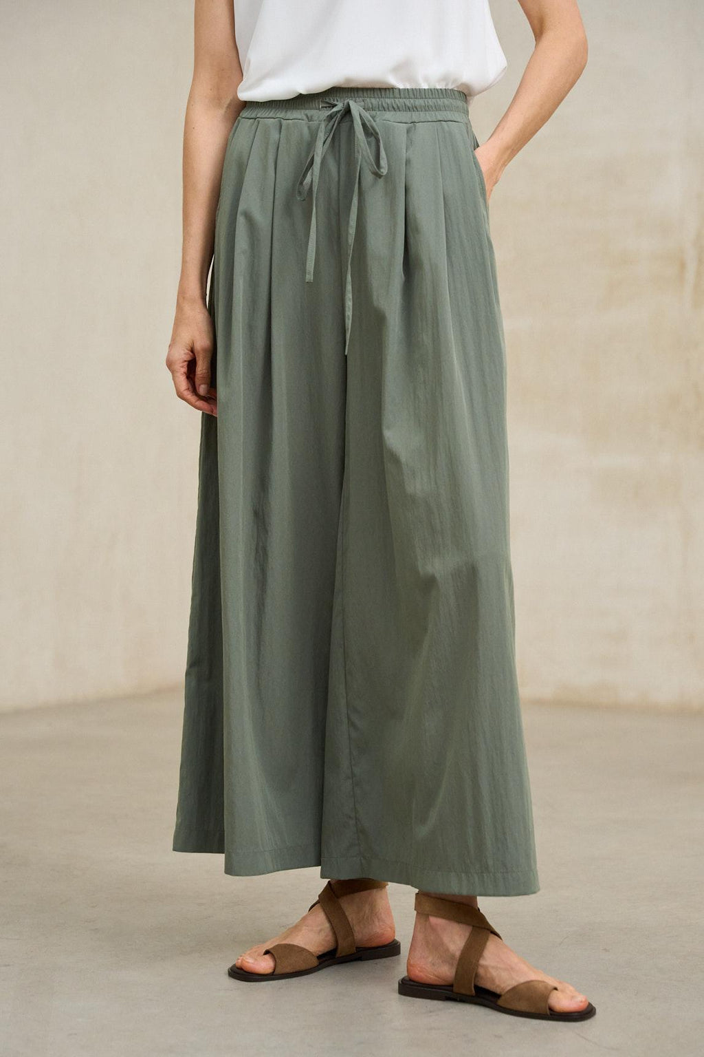 Pantalón Aira mujer verde oscuro fluido con cintura elástica | Rivera Spain