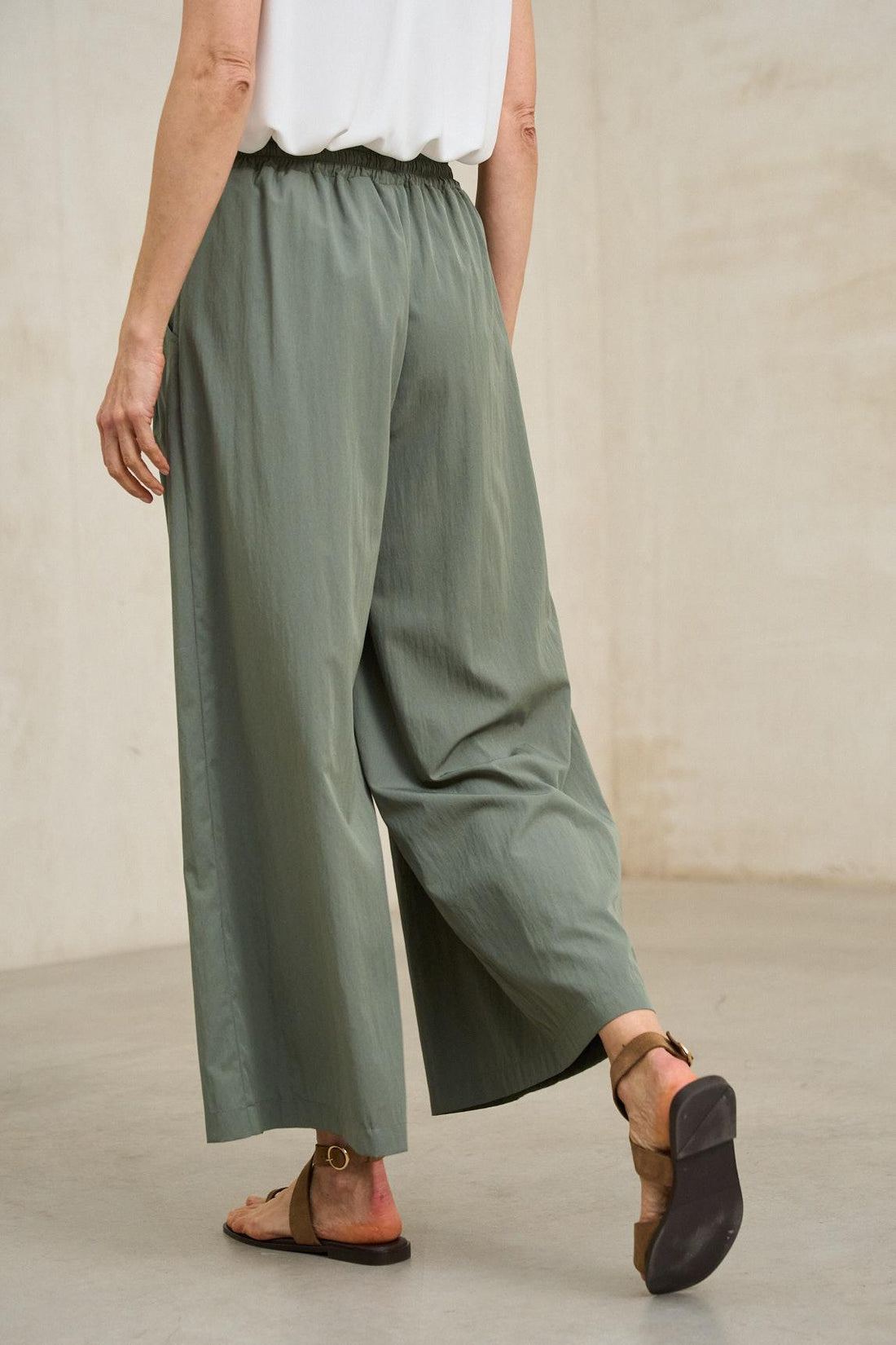 Pantalón Aira mujer verde oscuro fluido con cintura elástica | Rivera Spain